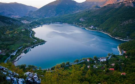 Il Lago Di Scanno Dove La Natura Incontra La Magia