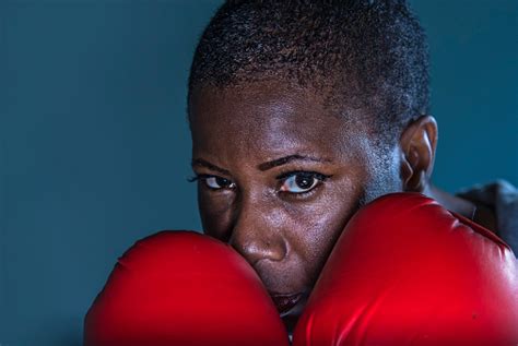 권투 장갑 훈련과 피트 니스 체육관 및 싸움 운동 개념에서 위험한 전투기로 여 자가 젊은 화가 도전적 검은 아프리카 미국 스포츠의 얼굴 초상화 닫기 건강한 생활방식에 대한