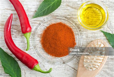 건조 고추 가루 올리브 오일 그리고 탈모에 대 한 내용 Diy 머리 마스크를 준비 하기 위한 신선한 빨간 칠리 페 퍼 대머리