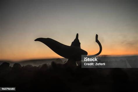 Artisanal 알라딘 아라비 안 나이트 요정 스타일 오일 램프 부드러운 빛 흰 연기와 함께 고 대 일몰의 배경입니다 소원의 램프 0명에 대한 스톡 사진 및 기타 이미지