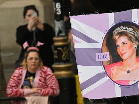 Последните думи на принцеса Даяна бяха разкрити от пожарникар който държал ръката ѝ в