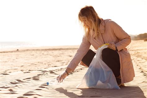 여성 조수 플라스틱 쓰레기 쓰레기로부터 바다 근처의 모래 사장을 청소하는 활동가 생태 관광 해양 오염 감소에 대한 스톡 사진 및 기타 이미지 Istock