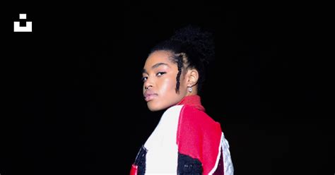 빨간색과 흰색 줄무늬 셔츠를 입고 목에 흰색과 검은색 스카프를 두른 남자 사진 Unsplash의 무료 버밍엄 이미지