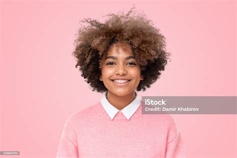 분홍색 배경에 고립 된 곱슬 머리 스타일을 가진 웃는 아프리카 십대 소녀의 스튜디오 초상화 14 15 살에 대한 스톡 사진 및 기타 이미지 14 15 살 격리 곱슬