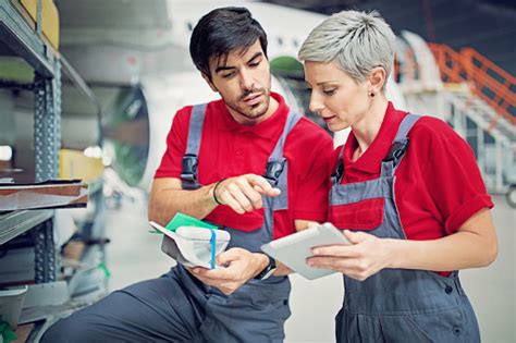비행기 역학은 격납고에 계획 된 항공기 유지 보수를 위한 부품을 선택 하 고 있습니다 기술자에 대한 스톡 사진 및 기타 이미지 기술자 태블릿 기계공 Istock