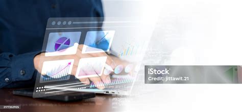 랩톱 컴퓨터를 사용하여 판매 데이터 및 재무 성장 그래프 차트 보고서를 분석하는 사업가 가리키기에 대한 스톡 사진 및 기타 이미지 가리키기 개념 개발 Istock