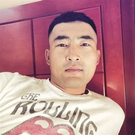 Beautiful Mongolia Tv Энэ залуу нэг барилгын компанид ажилладаг бөгөөд Март 8 өдрийг угтан