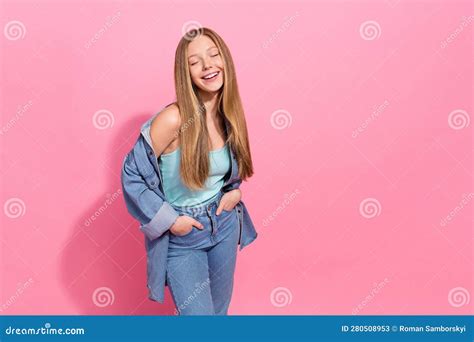 Photo Portrait Of Pretty Young Teenager Girl Laugh Hands Pockets Naked Shoulder Wear Trendy