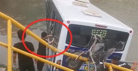 上海公交坠河 河南小伙回忆破窗救人经过司机当时只有脸露出水面 腾讯新闻