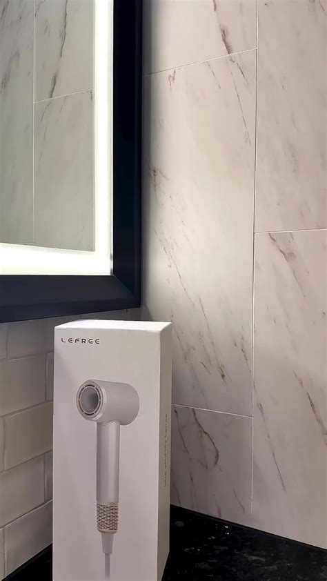 한겨울 밤 차가운 공기가 뺨을 스치고 옷깃 사이로 스며든다 당신은 무의식적으로 옷깃을 여미며 발걸음을 재촉한다 하루 종일 바쁘게 보낸 몸은 지쳐 있고 지금 가장