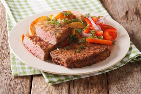 소고기 우 둔 살 스테이크를 빵 가루 입힌 고 Garnished 야채 클로즈업 가로 0명에 대한 스톡 사진 및 기타 이미지 0명 감자 요리 감자 칩 Istock