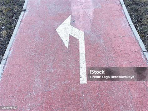 좌회전 화살표가 있는 낡은 빨간 아스팔트 경로와 금이 간 표면 라이프스타일 0명에 대한 스톡 사진 및 기타 이미지 0명 개념 거리 Istock