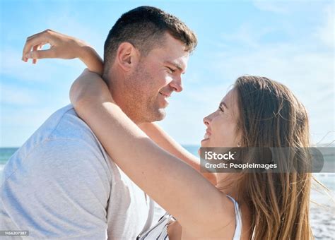 사랑 자연 해변에서 포옹하는 커플 행복한 남자와 여자가 여름 신혼 여행 목적지에서 포옹합니다 여행 바다 행복한 커플은 휴식을