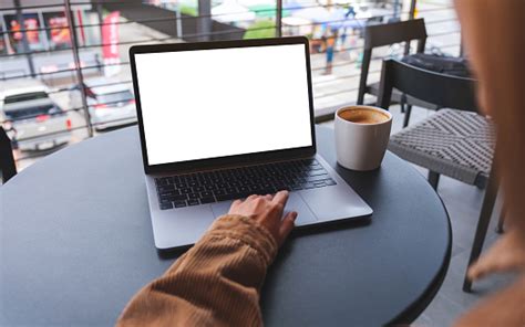 빈 흰색 바탕 화면 화면이있는 랩톱 컴퓨터에서 사용하고 작업하는 여성의 모형 이미지 35 39세에 대한 스톡 사진 및 기타 이미지 35 39세 가정 생활 개념