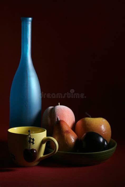 Stilleven Van Fles En Vruchten Op Rood Oud Document Stock Foto Image Of Vuil Wijnstok 27568128