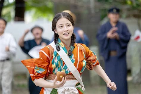 津田健次郎の年収と学歴は？あんぱん視聴率17 8％の人気ナレーターのプライベートが気になる トレンドサラダ