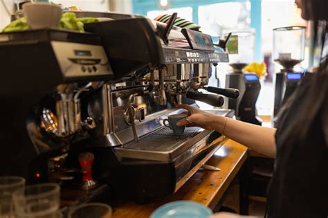 커피숍에서 에스프레소 메이커를 사용하면서 커피를 만드는 여성 바리스타 20 24세에 대한 스톡 사진 및 기타 이미지 20