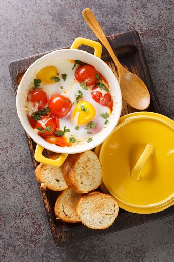 치즈와 채소를 곁들인 달걀 코코테와 신선한 파슬리 나무 트레이에 토스트 클로즈업을 드실 수 있습니다 수직 상단 보기 건강한 식생활에 대한 스톡 사진 및 기타 이미지 Istock