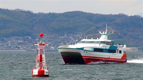 音戸の瀬戸を行き交う船 2023 01 18 音戸の瀬戸を往く船来る船 瀬戸内海汽船のスーパージェット宮島A boat that