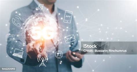 글로벌 네트워크 연결 5g 손 사업가 아이콘 개념 기술 네트워크 무선 시스템 및 사물 인터넷 새로운 기술이 등장하는 글로벌