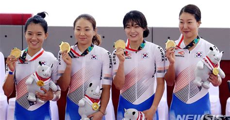 금메달 들어보이는 여자 사이클 대표팀