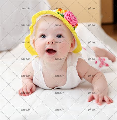 عکس با کیفیت نوزاد زیبا با لبخند و کلاه به سر در پس زمینه سفید عکس با