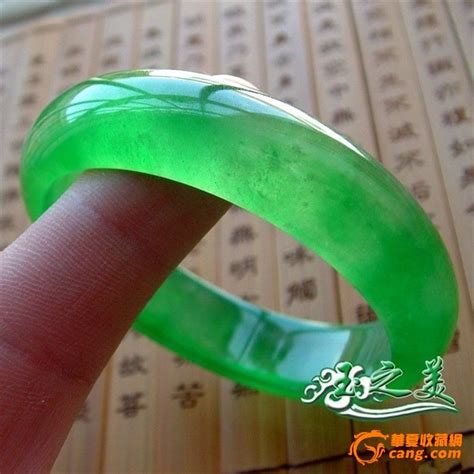 玻璃种帝王绿翡翠手镯图片哪有？ 帝王绿玻璃种翡翠手镯