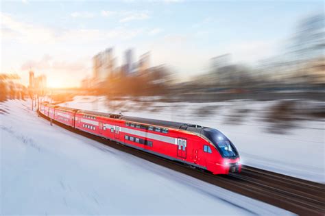 해질녘에 움직이는 철도 겨울 눈 덮인 날씨에 대한 철도 트랙 회전 모션 블러 효과 여행 철도 관광 흐릿한 철도 0명에 대한 스톡 사진 및 기타 이미지 Istock