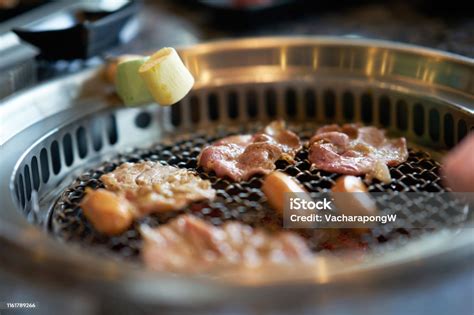 한국식 그릴 스타일로 얇게 썬 돼지고기와 마시멜로 굽기 바베큐그릴에 대한 스톡 사진 및 기타 이미지 바베큐그릴 바비큐