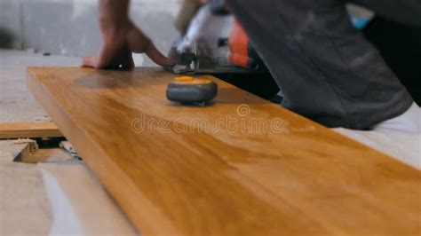 Medidas Y Marca Profesionales Del Carpintero Del Embaldosado Un Tablón De Madera En El