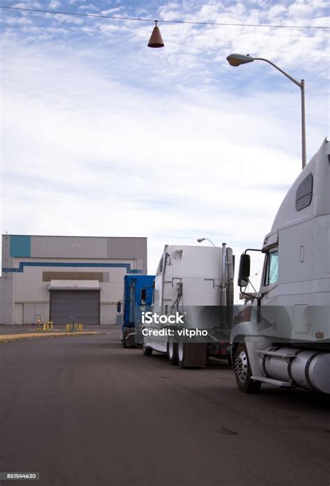다음 여행 기대에서 산업 시대에 길가에 행에 서 서 큰 굴 착 세미 트럭 트랙터 0명에 대한 스톡 사진 및 기타 이미지 0명 건물 외관 고속도로 Istock