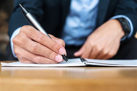 사무실이나 카페에서 노트북에 뭔가를 쓰는 양복을 입은 사업가 종이 보고서에 서명이있는 펜을 들고있는 남자의 손 비즈니스 개념 30 34세에 대한 스톡 사진 및 기타 이미지