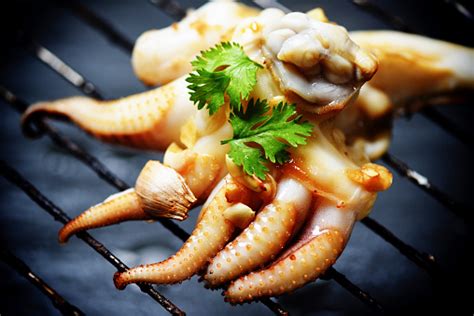 오징어 구이 전채 음식 뜨겁고 매운 칠리 소스 해산물 레스토랑에서 요리 촉수 문어 허브와 그릴에 향신료 갑오징어류에 대한 스톡 사진 및 기타 이미지 Istock