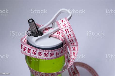 녹색 스포츠 병 위에 빨간색 측정 테이프 건강한 삶 스포츠 컨셉 맨 위 보기입니다 공간을 복사합니다 격리 흰색 배경 가냘픈에 대한 스톡 사진 및 기타 이미지 Istock