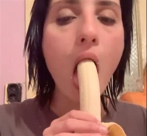 Η ΑΝΝΑ ΜΑΣ ΔΕΙΧΝΕΙ ΠΩΣ ΠΡΕΠΕΙ ΕΝΑ ΚΟΡΙΤΣΙ ΝΑ ΡΟΥΦΑΕΙ