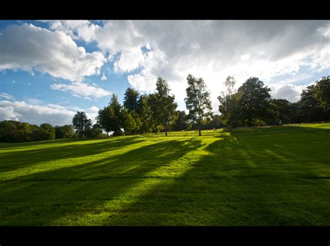 무료 이미지 나무 자연 잔디 구름 구조 하늘 들 목초지 장원 햇빛 언덕 녹색 목장 평원 골프 코스 골프 클럽 그림자 소니 탐런 앱 슬리