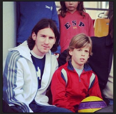 میراث بارسلونا؛ دنی اولموی کودک کنار لیونل مسی جوان عکس طرفداری