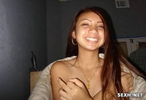 Голая азиатка делает дома минет Pic