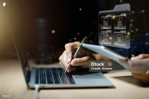 문서 관리 시스템과 온라인 문서 데이터베이스 종이 없는 사무실 개념에 컴퓨터를 사용하는 사업가 전사적 자원 관리에 대한 스톡 사진 및 기타 이미지 Istock