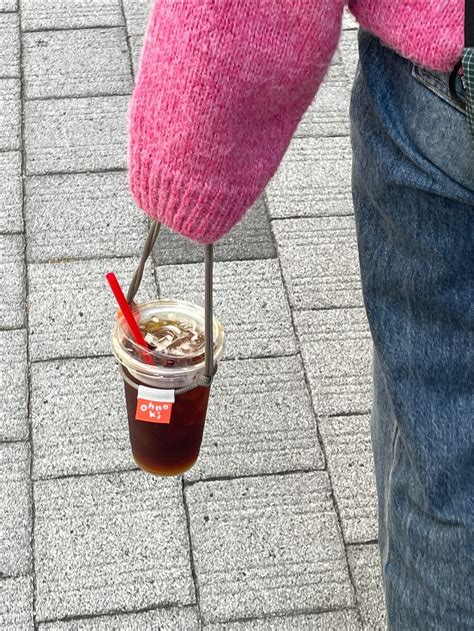 회사 점심시간에 손 시려워 죽어도 아이스 아메리카노 손에 들고 다니는 사람들 들어와봐 내가 사는 곳이 회사 밀집 지역이라 점심시간에 나가면 엄청나게 많은 직장인들을 마주할