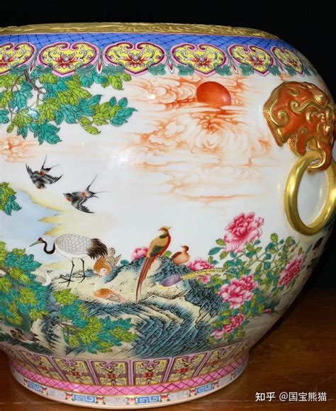 乾隆年制 金地雕刻龙腾云描金 如意图案边 百鸟朝凤 矾红双耳描金卷口缸 尺寸：口径212厘米，高325厘米，肚径438厘米，底径238