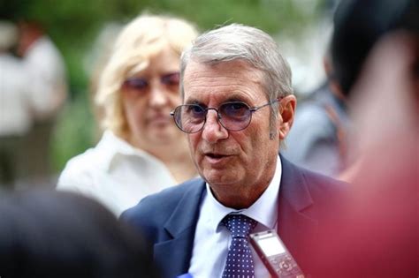 Здравният министър Предстои сливането на две болници в Национален център по онкология