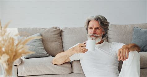 자유 시간을 갖는 것 실내에서 회색 머리와 수염을 가진 세련된 현대인 사진 Unsplash의 단정한 이미지