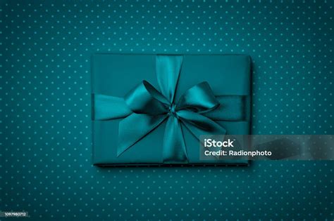 어두운 청색 또는 청록색 바탕에 활과 리본 평면도와 선물 상자 플랫이 하다 상위 뷰 0명에 대한 스톡 사진 및 기타 이미지 0명 3월 개념 Istock