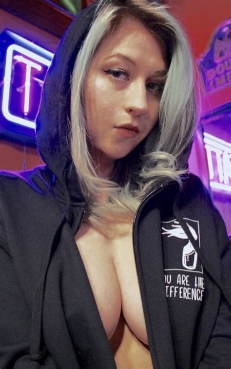 Emo Slut Big Tits Pic