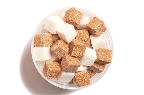 흰색 배경에 고립 된 플라스틱 상자에 갈색과 흰색 설탕의 큐브 상단 전망 각설탕에 대한 스톡 사진 및 기타 이미지 각설탕 갈색 결정체 Istock