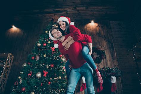 낮은 아래 각도보기 의 좋은 매력적인 사랑스러운 펑키 쾌활한 쾌활한 가장 친한 친구는 실내 장식 조명 로프트 산업 벽돌 나무 스타일의 인테리어에서 재미 놀이를 즐기는 레저를