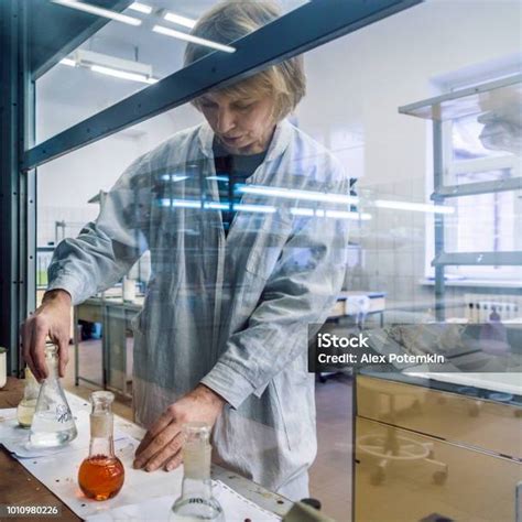 매력적인 50년오래 된 여자 실험실 기술자 화학 액체 화학 실험실에서 초안에서 작업 Stem 주제에 대한 스톡 사진 및 기타 이미지 Stem 주제 건강관리와 의술