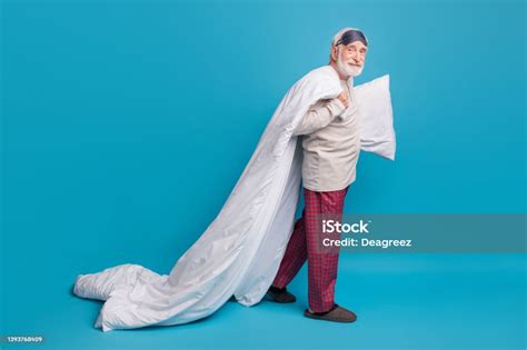 파스텔 블루 컬러 배경에 고립 된 베개 담요로 걷는 아이 마스크에있는 노인의 전체 길이 프로필 측면 사진 초상화 남자에 대한 스톡 사진 및 기타 이미지 Istock