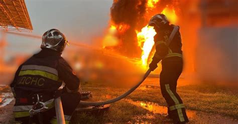 На Київщині третю добу гасять пожежу на промисловому обєкті що виникла після атаки РФ ДСНС